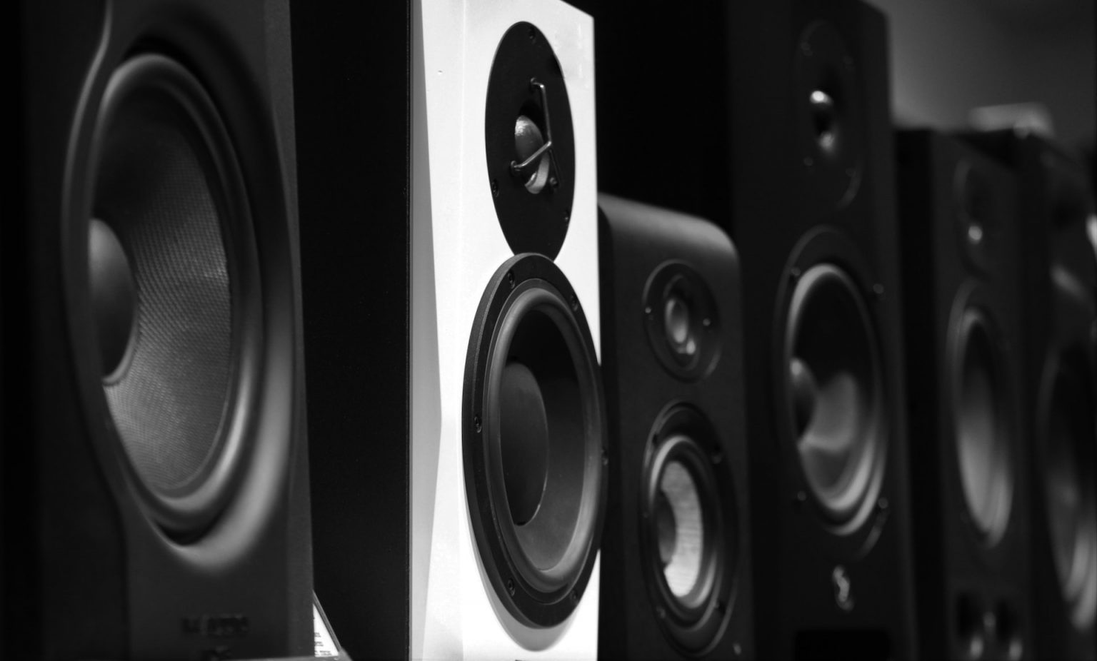 The Pros and Cons of Different Types of Computer Speakers: Wired vs ...